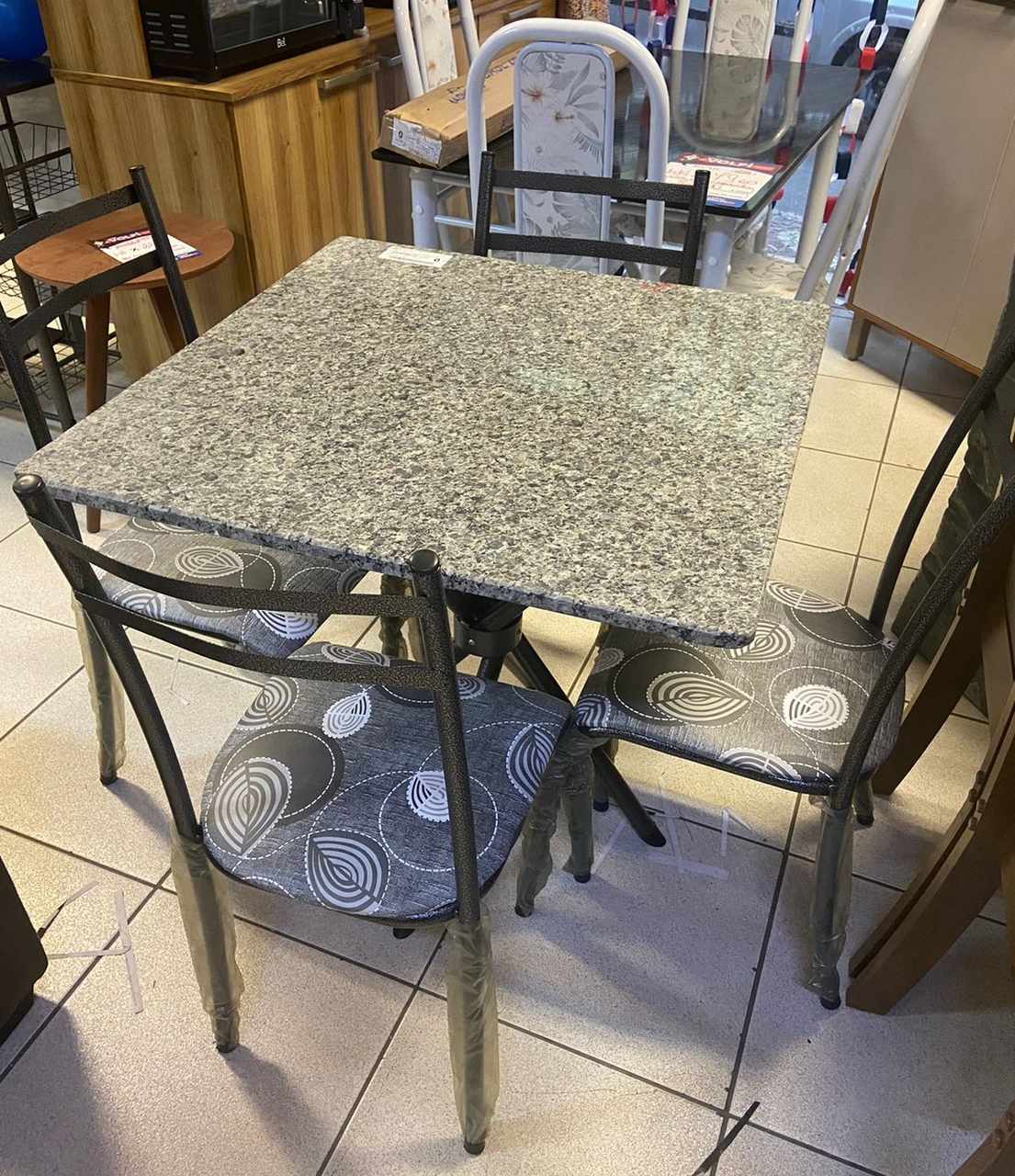 MESA 4 CADEIRAS 287/593 T 75X75 GRANITO OCRE PRATA 15 PARAOPERA